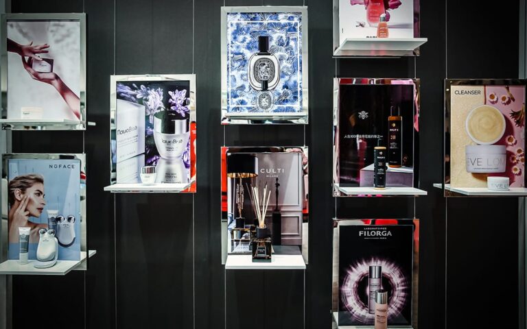 Custom Acrylic Cosmetic Display Sets For Retail Stores - SOONXIN